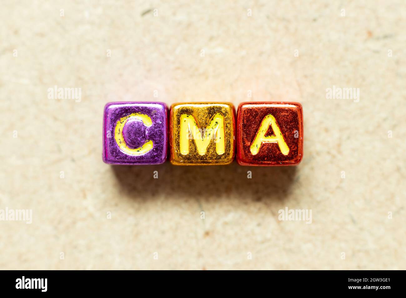 Bloc de lettres de l'alphabet de couleur métallique dans le mot CMA ...