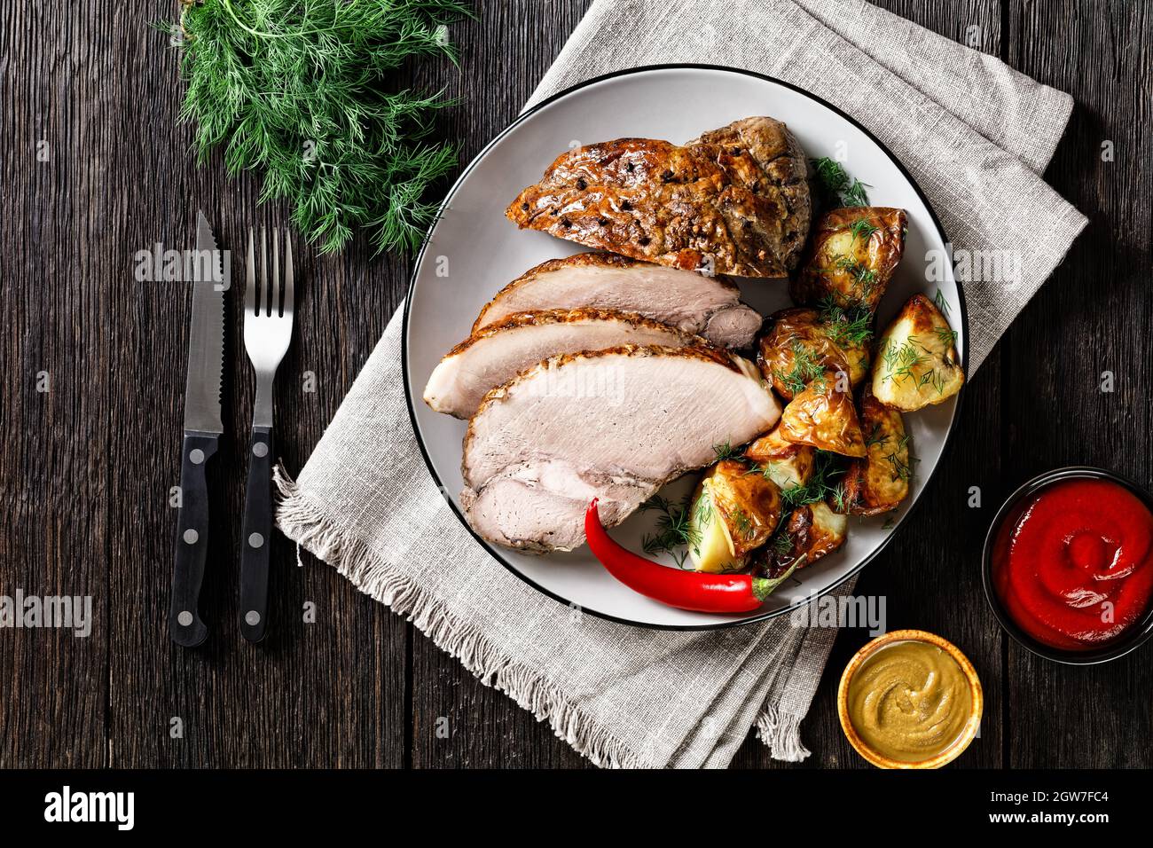 rôti de porc, rôti d'épaule de porc entier au four servi avec des ...