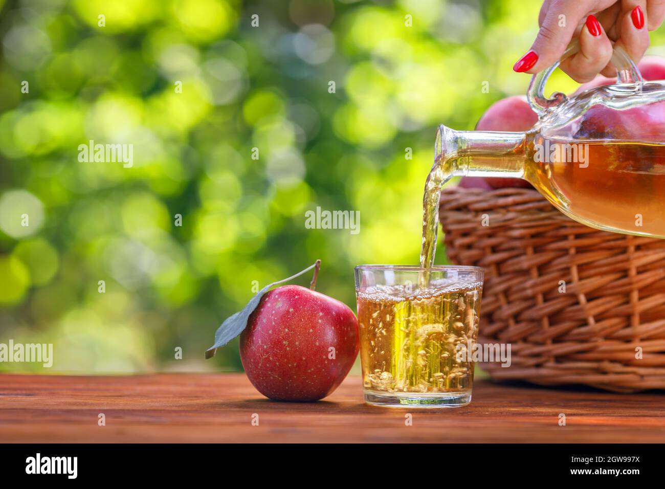 Carafe et verre avec du jus de pomme Banque de photographies et d ...