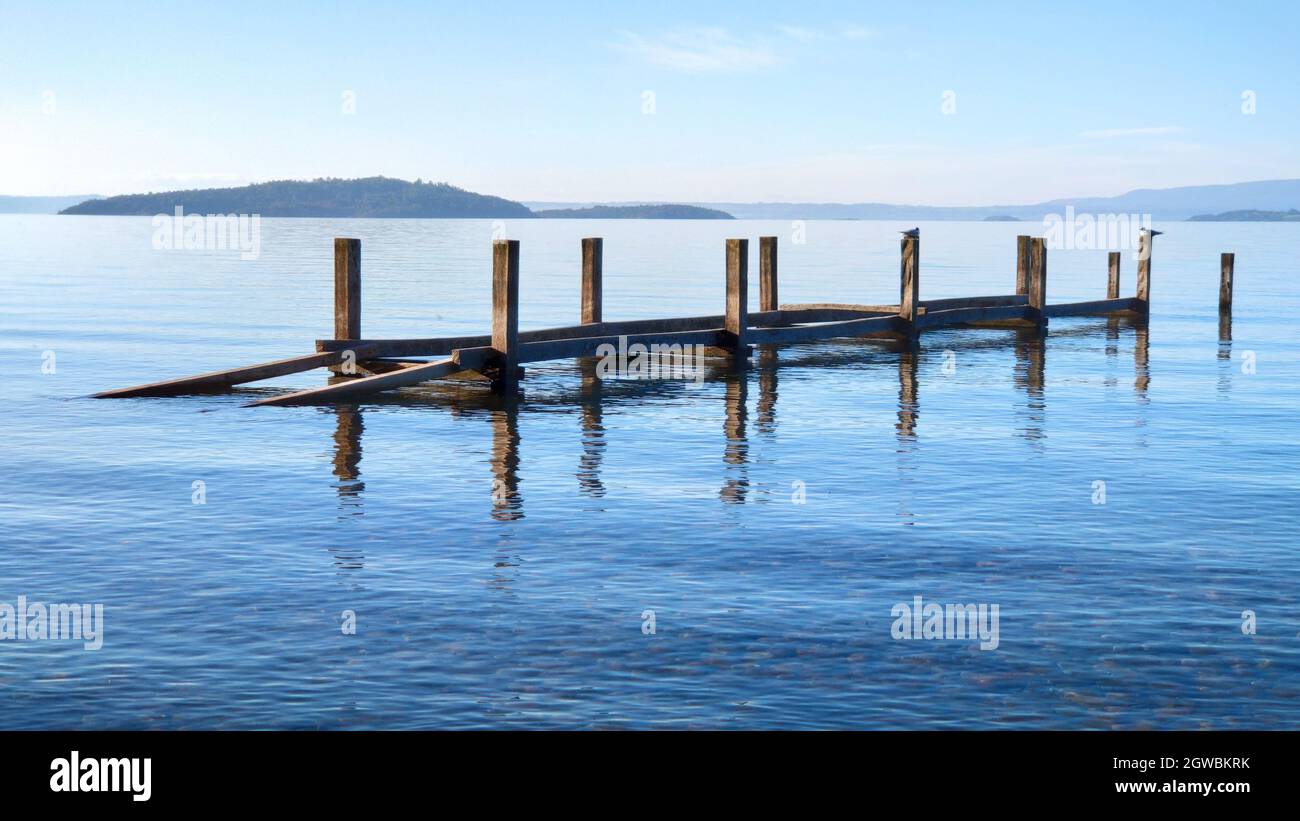 Vieux quai en bois Banque de photographies et d’images à haute résolution - Alamy