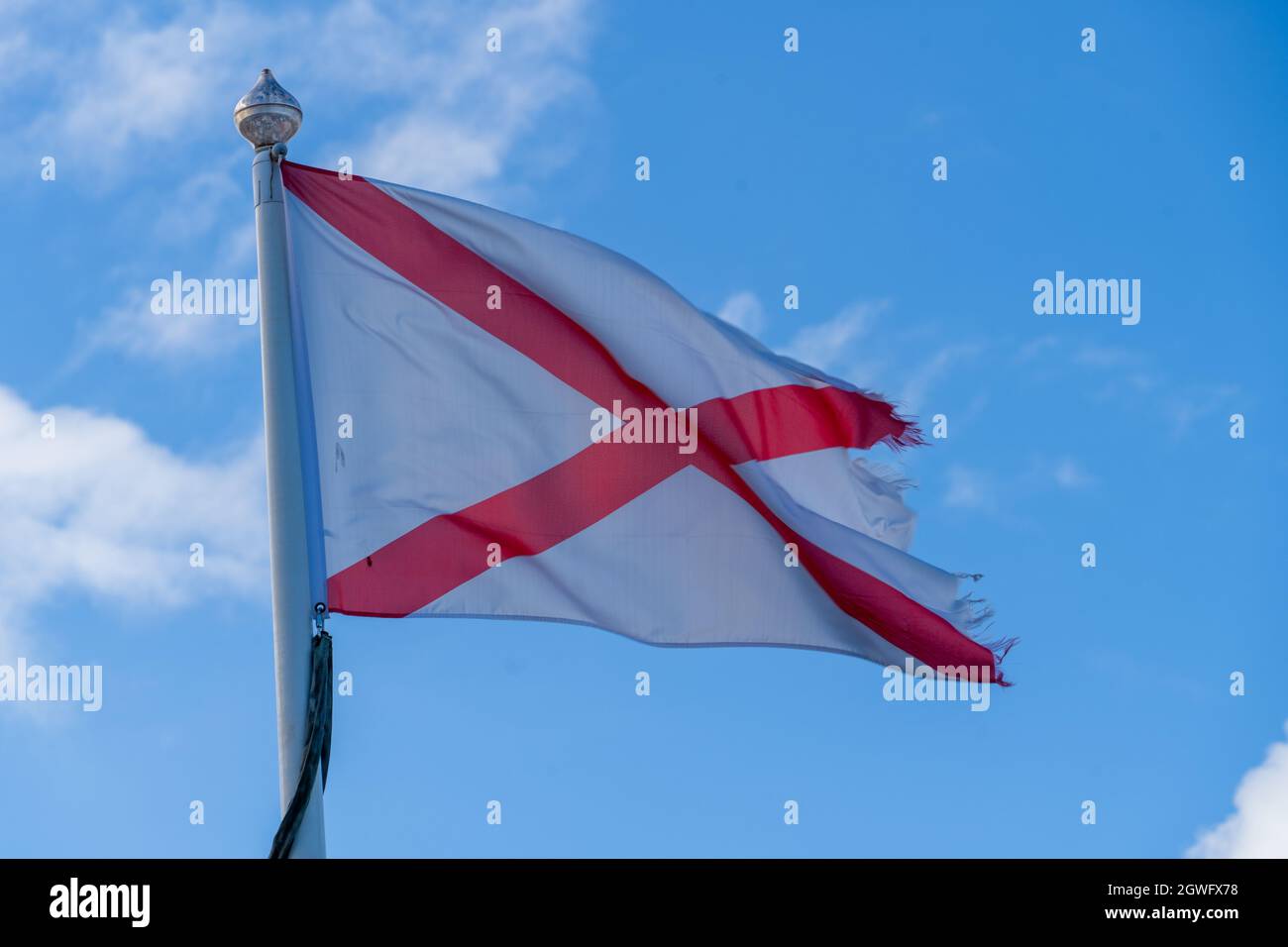 Angleterre St George Croix-Rouge sur fond blanc drapeau volant dans la ...