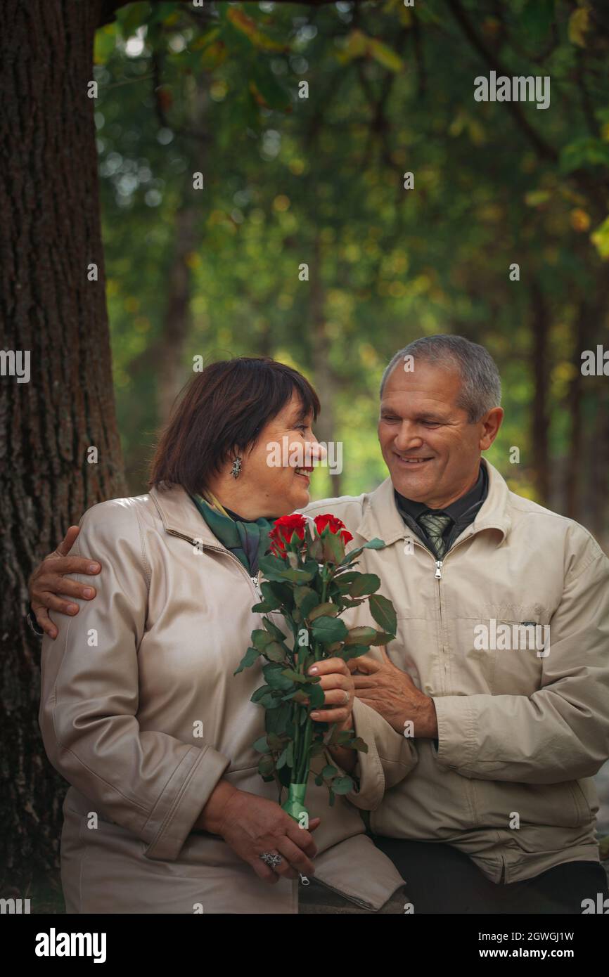 Couple De Personnes âgées Est Assis Banque De Photographies Et Dimages