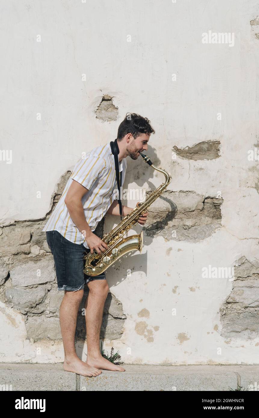 Barefoot guitar player Banque d'image et photos - Alamy