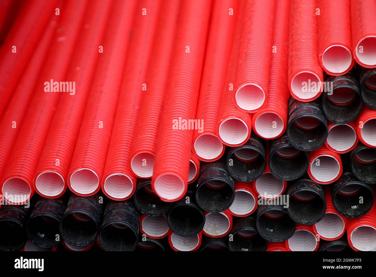 Tuyaux de drainage en pvc rouge Banque de photographies et d’images à ...