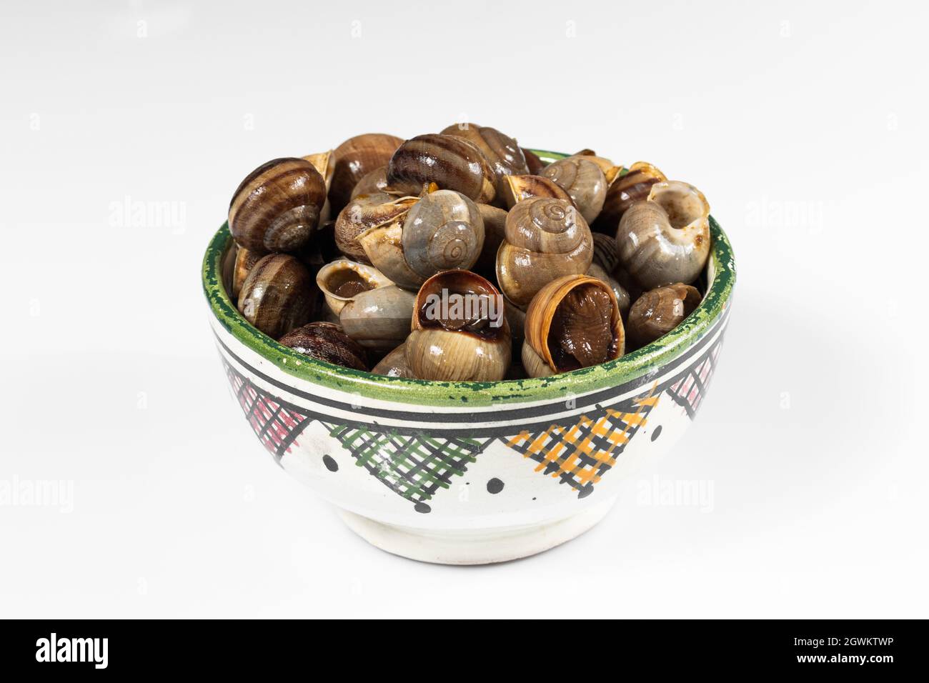 escargots marocains sur fond blanc. nourriture pour escargots ...