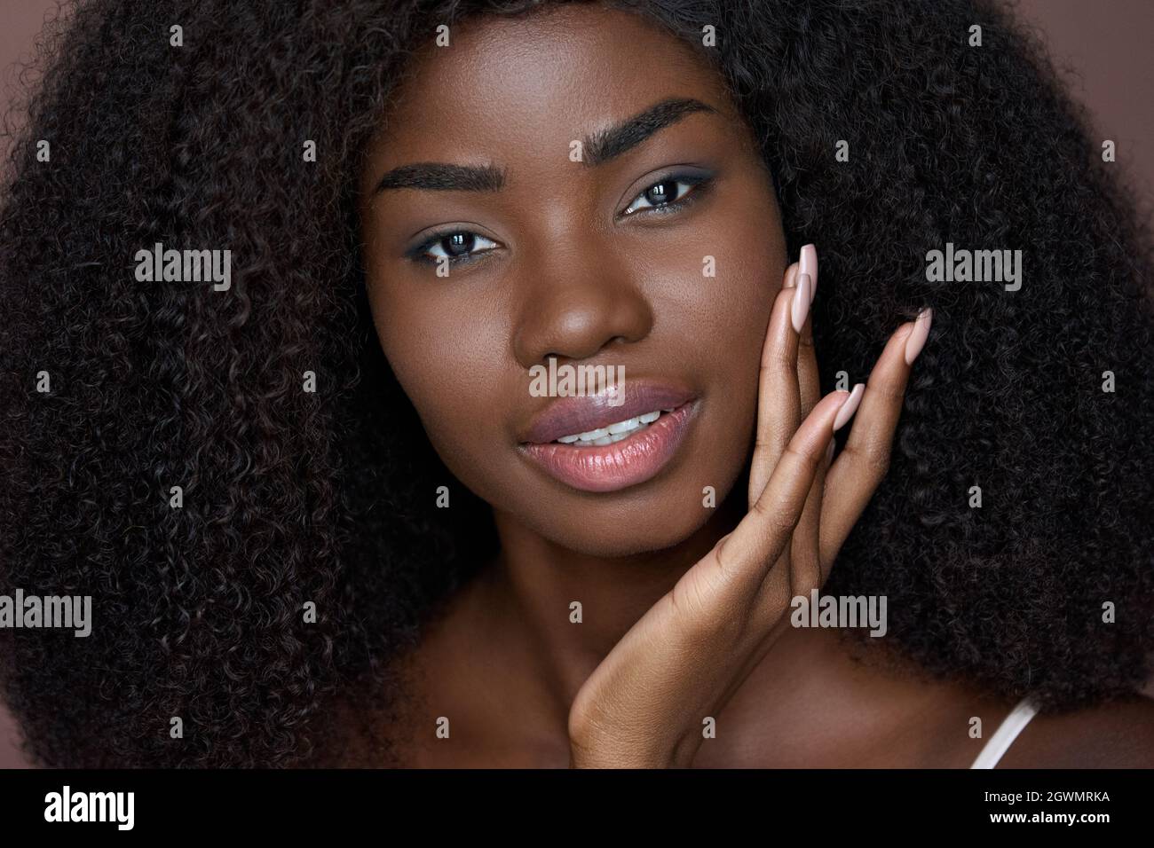 Jeune Femme Sur Fond Noir Banque De Photographies Et Dimages à Haute