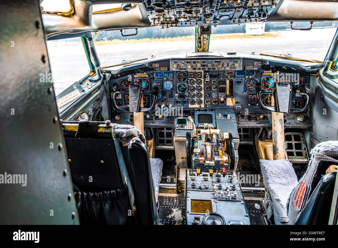 Aircraft cockpit old style instruments Banque de photographies et d ...