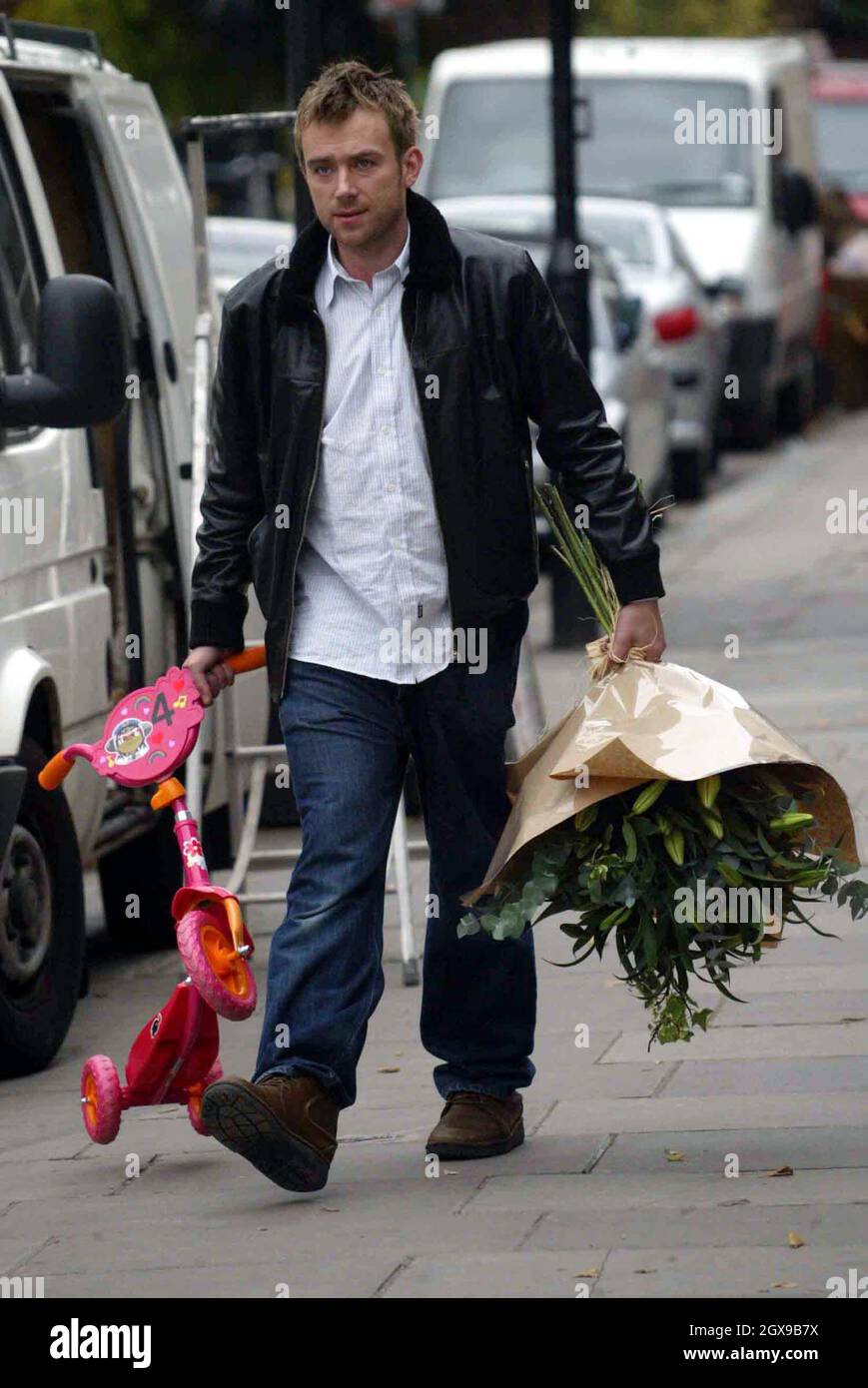 Damon Albarn avec sa femme et sa petite fille achetant des fleurs Photo ...