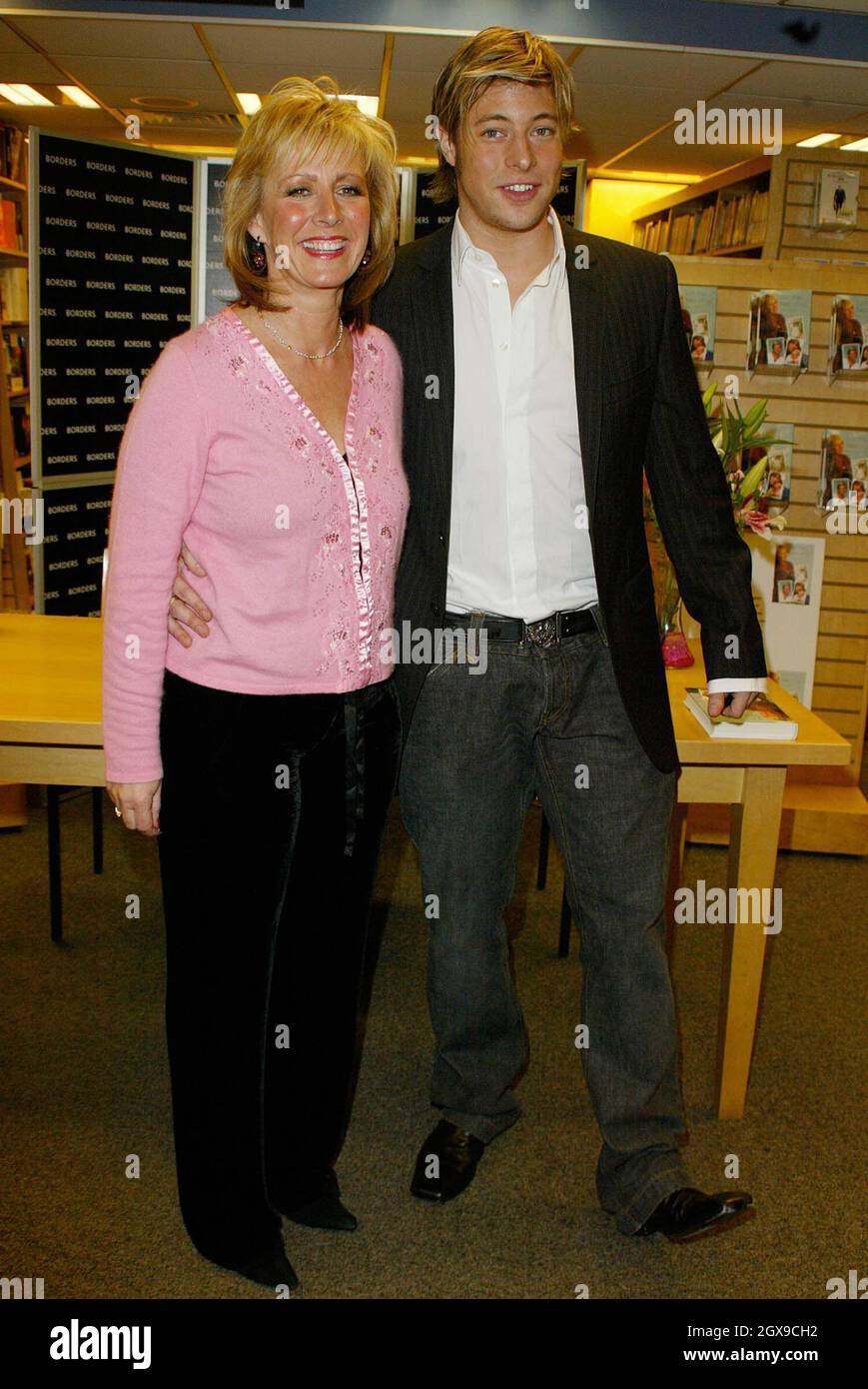 Duncan James du groupe boyband Blue avec sa mère à Borders Book Shop à ...