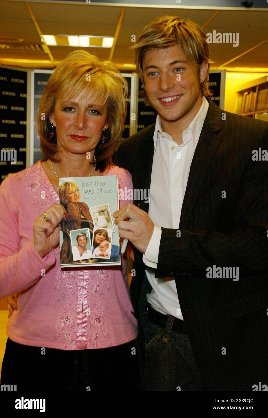 Duncan James du groupe boyband Blue avec sa mère à Borders Book Shop à ...