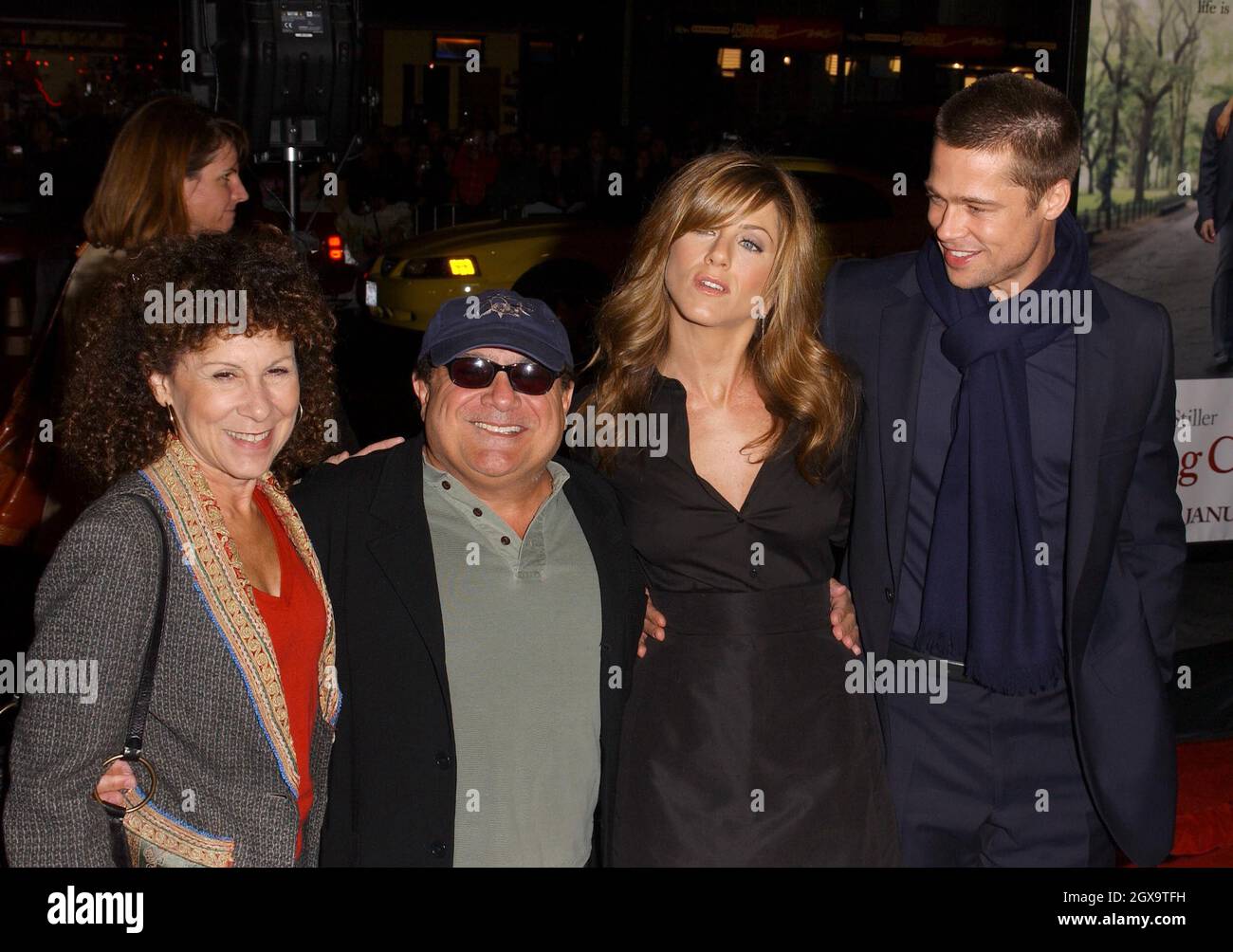 Jennifer Aniston avec son mari Brad Pitt et Danny DeVito avec sa femme ...