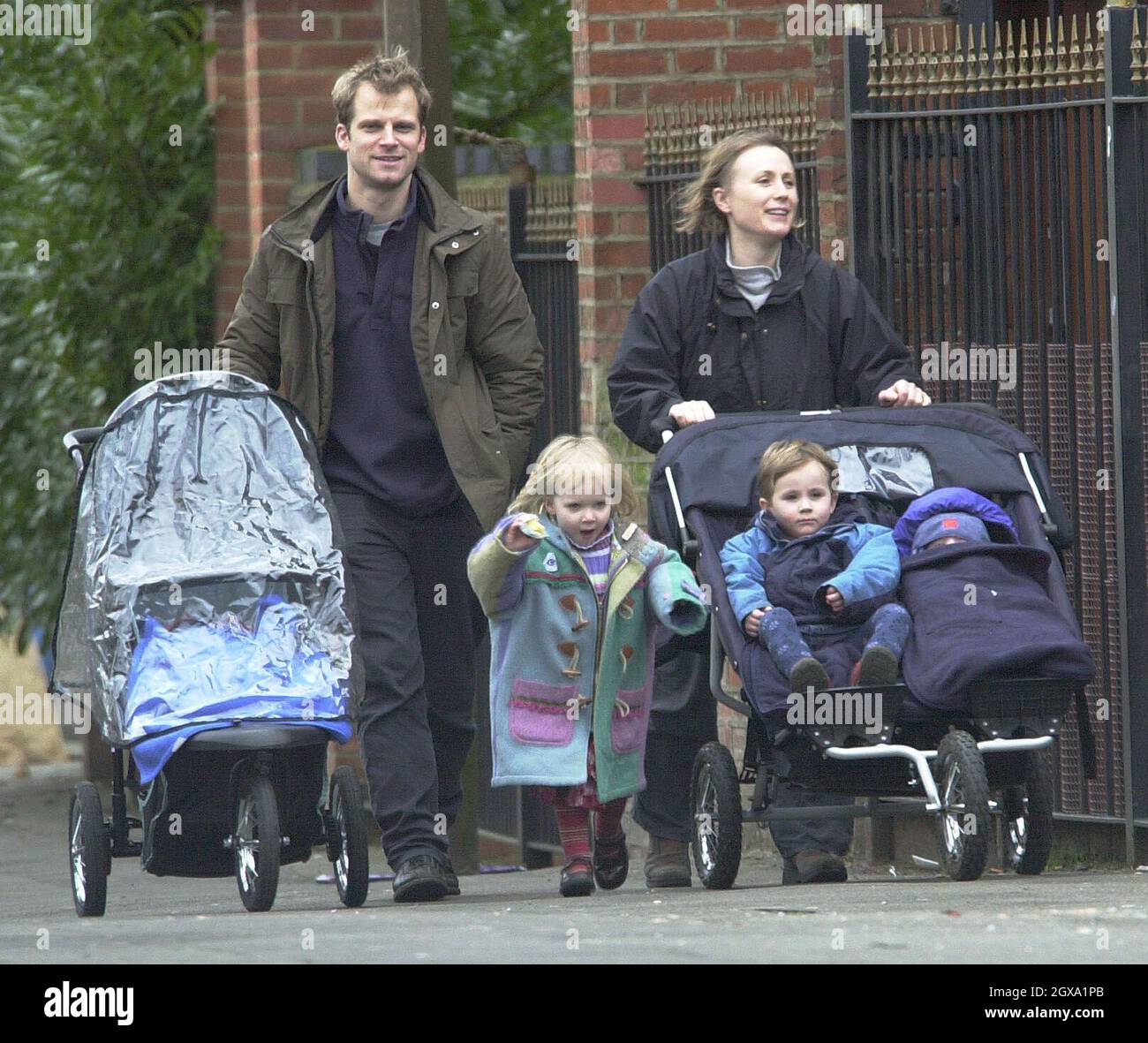 Helen Baxendale, l'étoile des pieds froids, fait une promenade avec sa ...