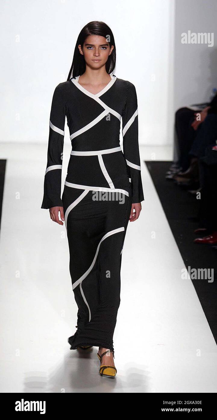 Modèle sur la passerelle du Paula Hian Fashion Show dans le cadre de la ...