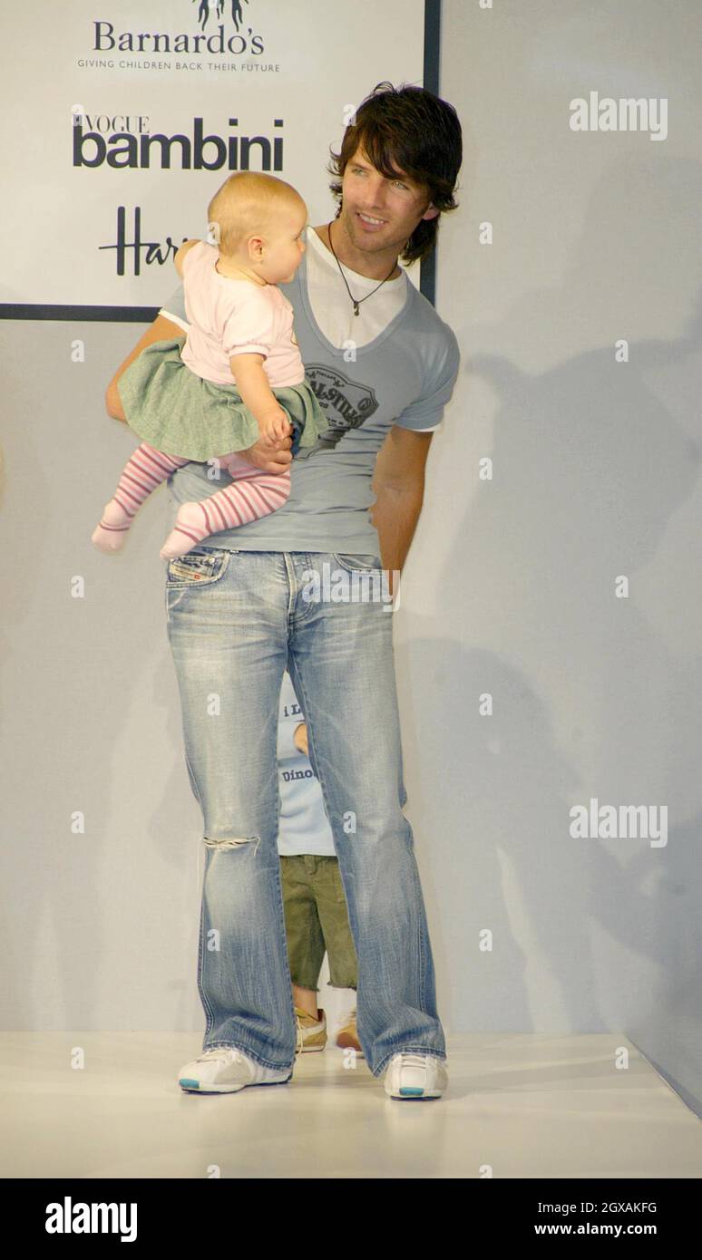 Wayne, le mari de Melinda Messenger, et Evie, la fille du couple, au ...