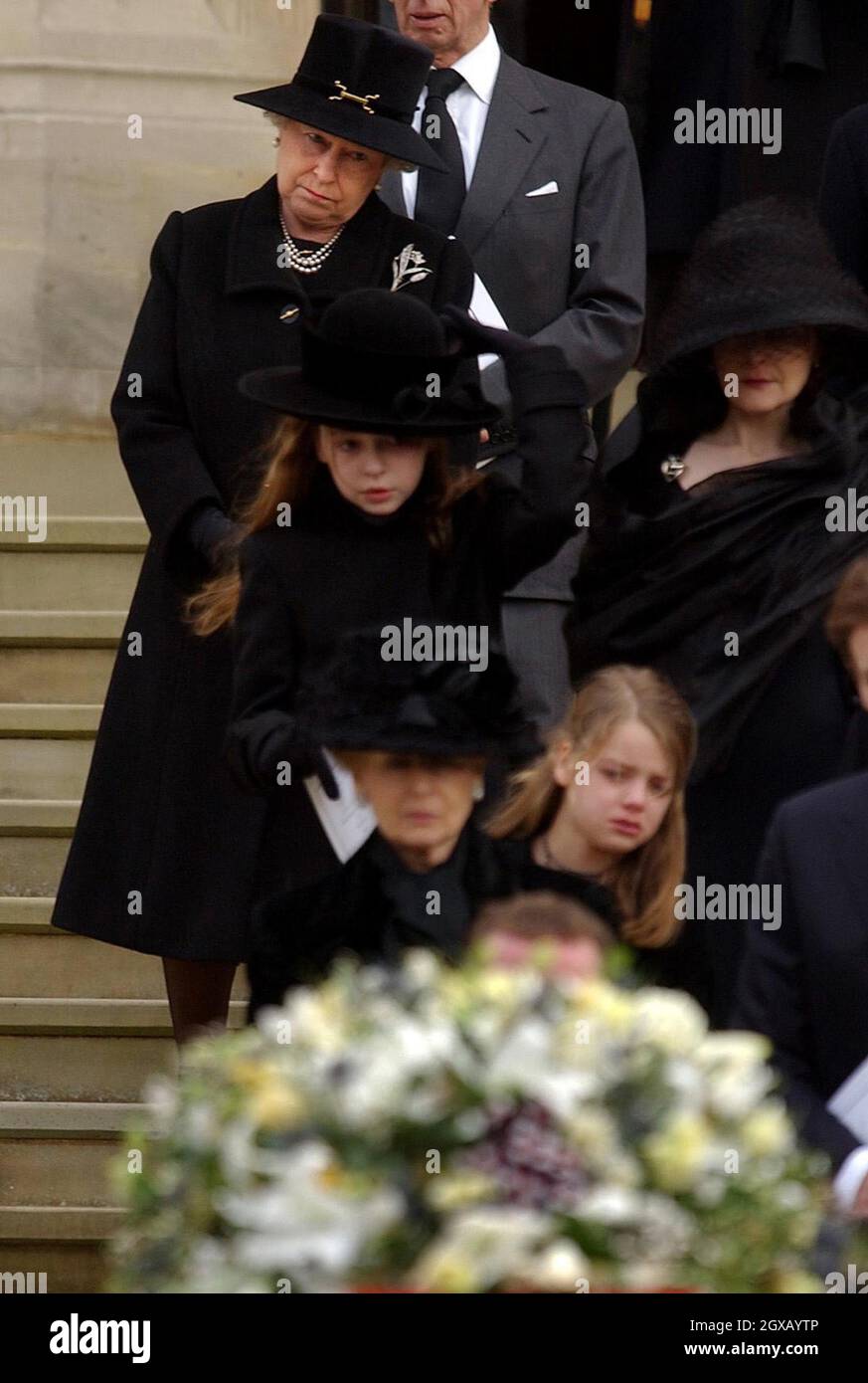 La reine Elizabeth II regarde le cercueil de son cousin, le mari de la ...