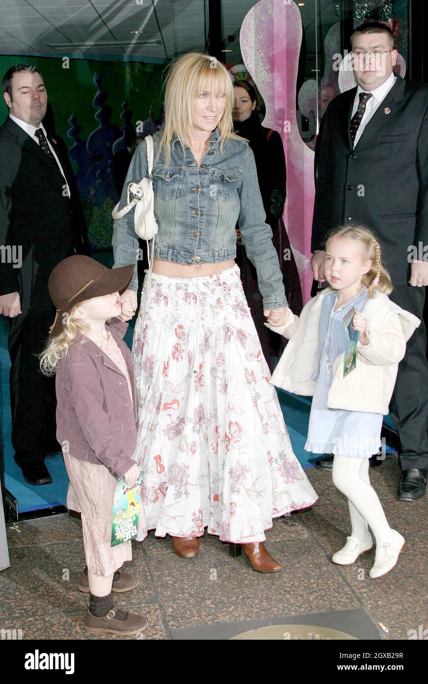 Meg Mathews avec sa fille et son ami à la première du film Spongebob ...