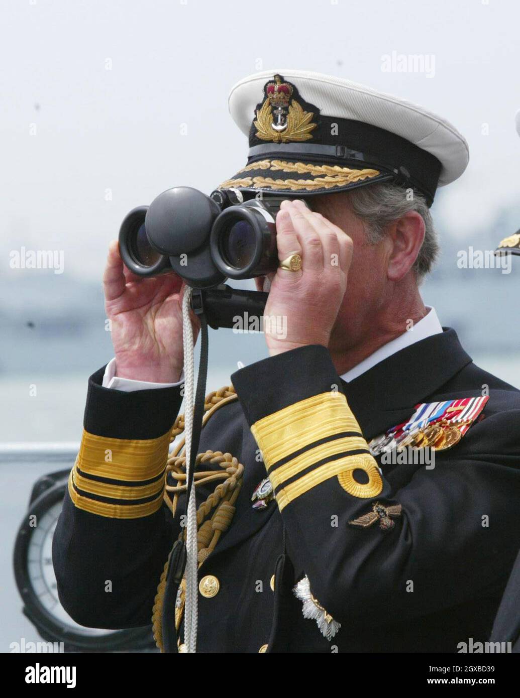 Le Prince Charles à bord du pont du HMS Scott lors de l'examen de la ...