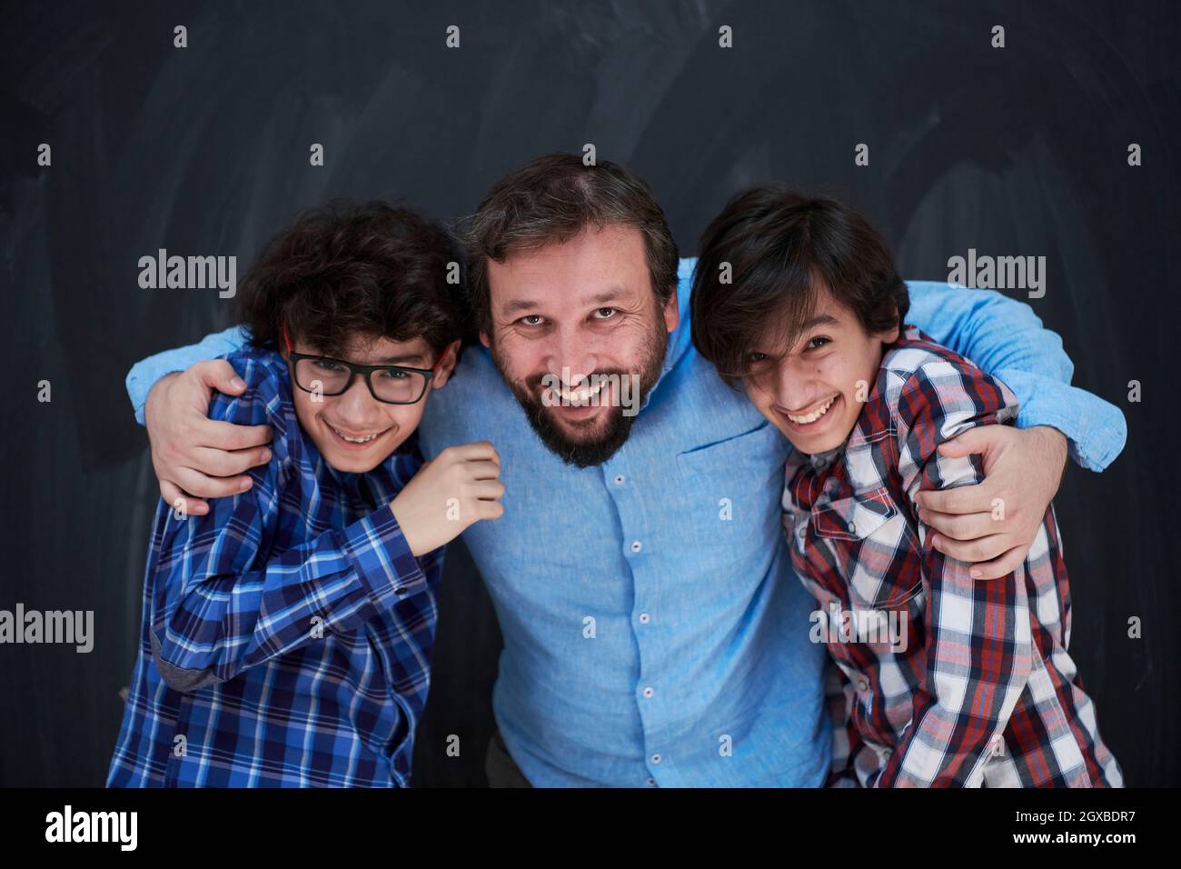 un père heureux embrassant des fils inoubliables moments de joie ...