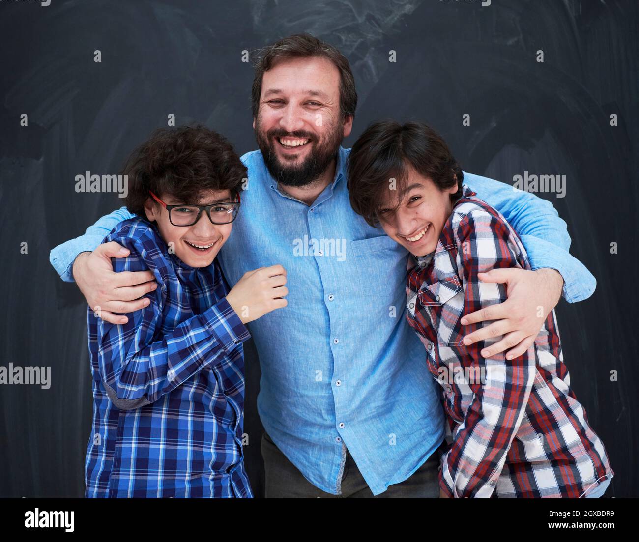 un père heureux embrassant des fils inoubliables moments de joie ...