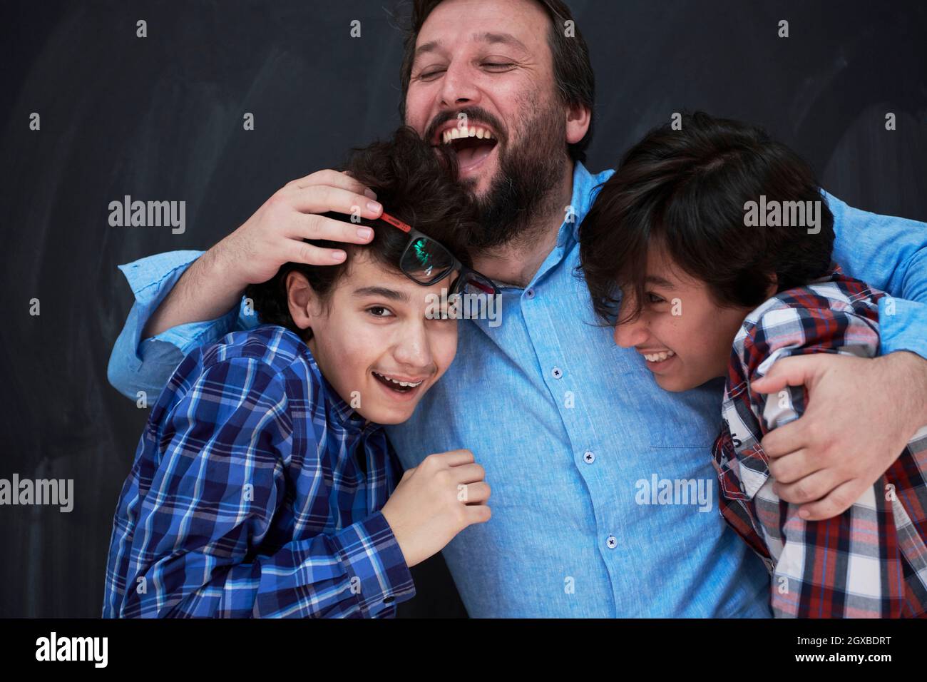 un père heureux embrassant des fils inoubliables moments de joie ...