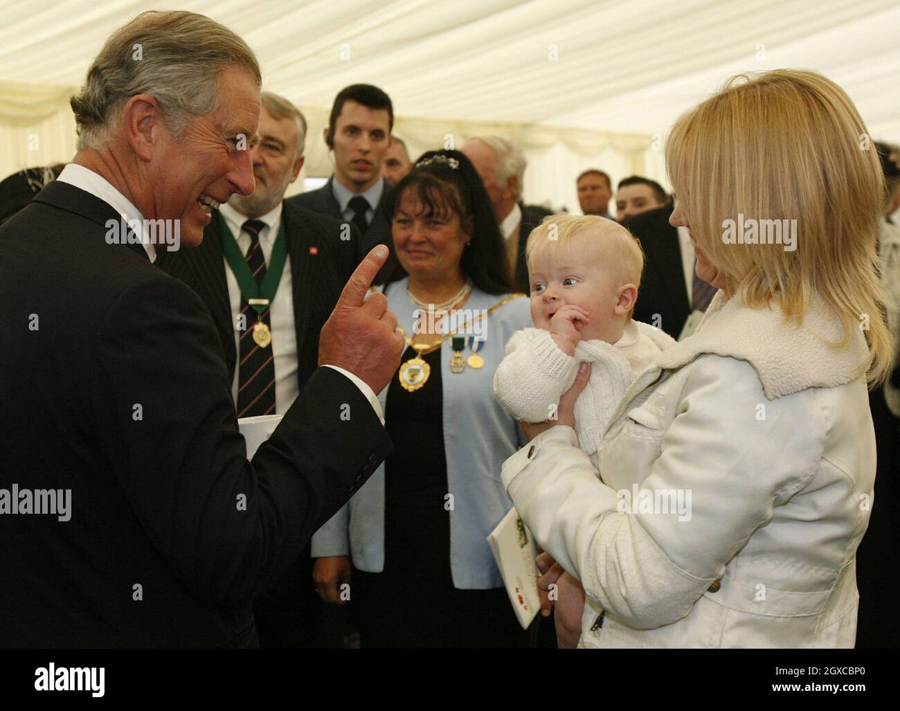 Le prince Charles, prince de Galles, plaisantait avec le bébé Joseph ...
