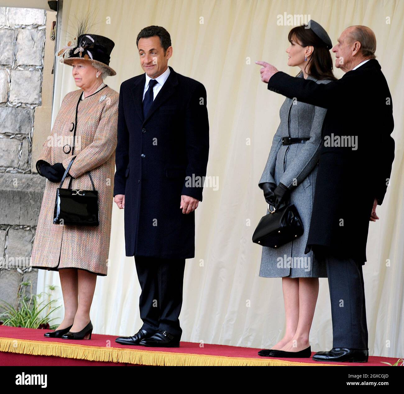 Carla bruni and queen elizabeth ii Banque de photographies et d’images ...