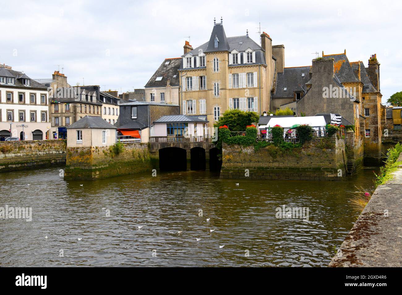 Le pont de Rohan habité sur la rivière Elorn, Landerneau, département ...