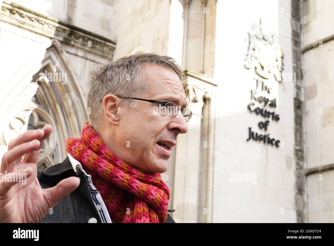 Tim Gough, porte-parole d'Isolate Britain devant les cours royales de ...