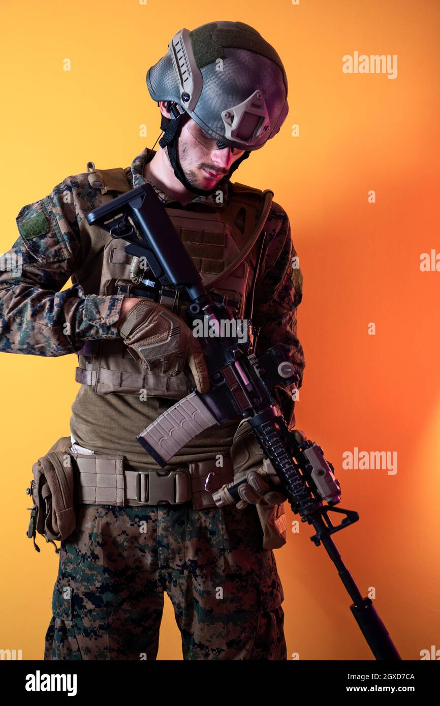 La guerre moderne soldat marin avec arme à feu et d'armes nucléaires ...