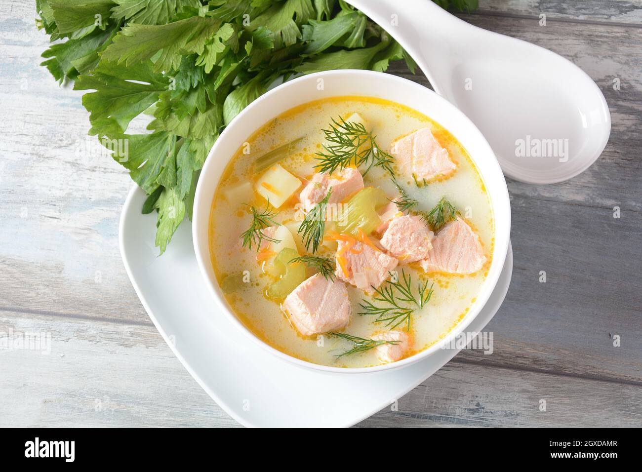 Soupe crémeuse de poisson avec saumon, pommes de terre, oignons ...
