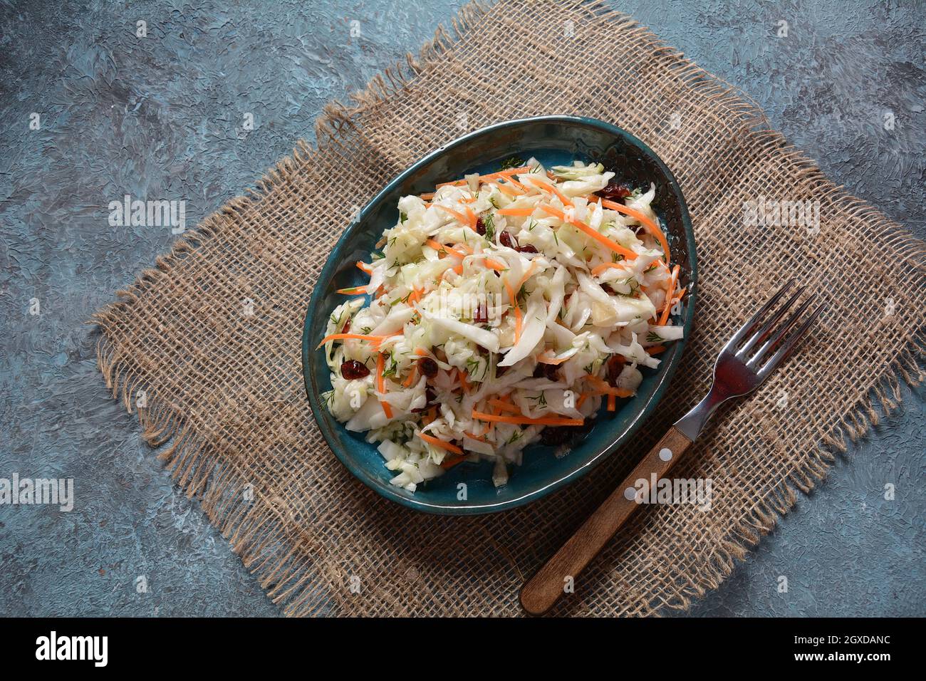 Salade de chou aux carottes, amandes fumées et canneberges séchées ...