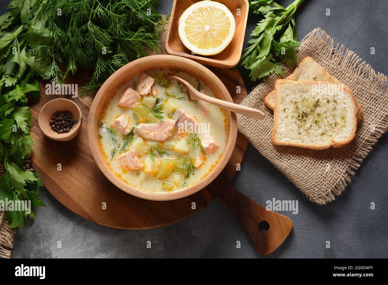 Soupe crémeuse de poisson avec saumon, pommes de terre, oignons ...