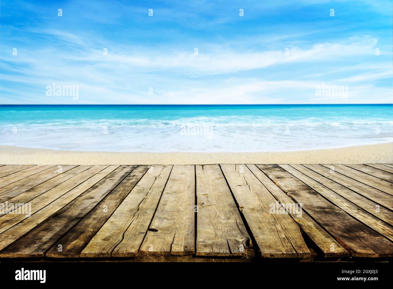 Plateau de table vintage avec plage tropicale floue et mer. Arrière ...