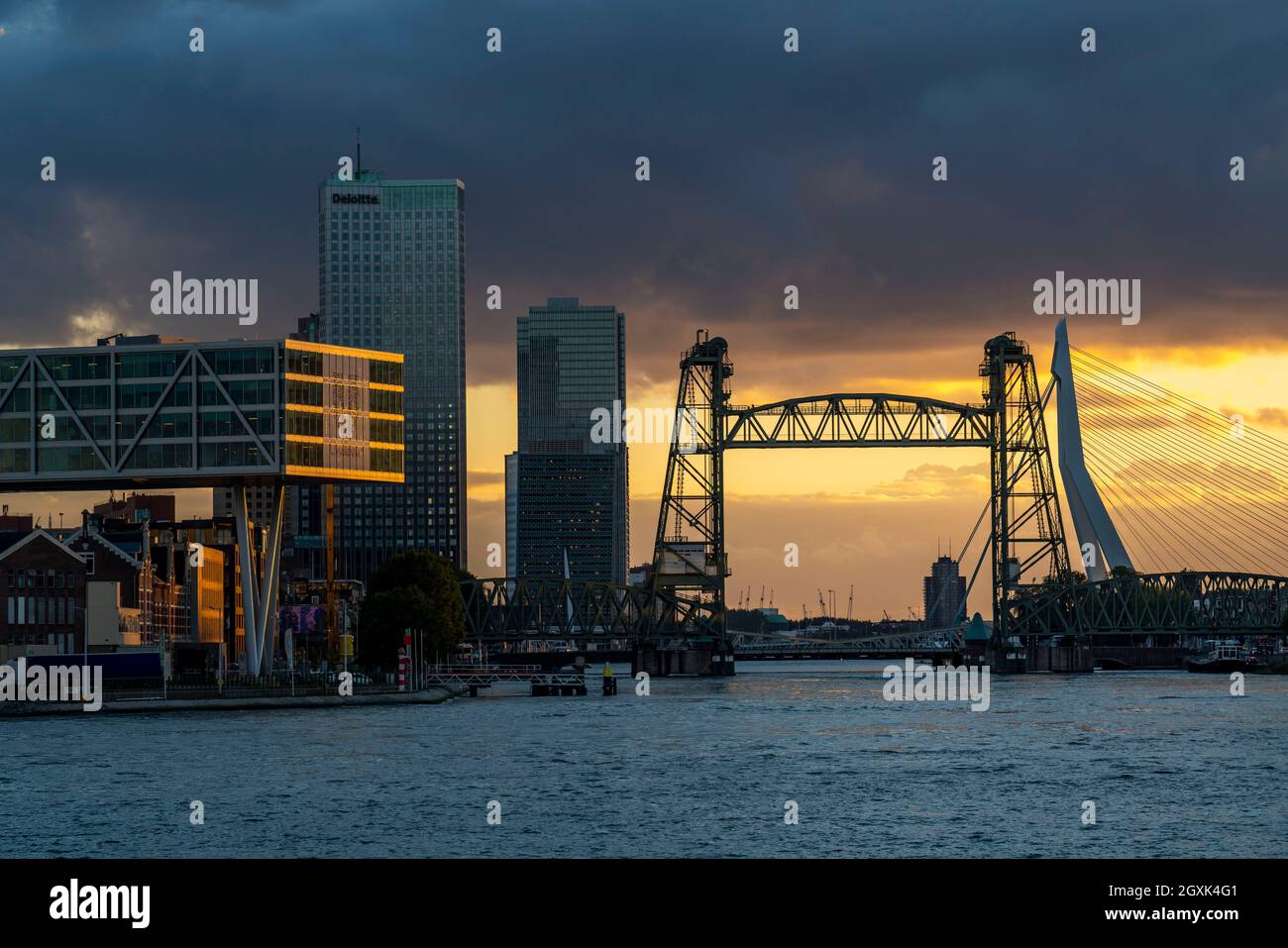 La ligne d'horizon de Rotterdam, à gauche, le bâtiment Unilever de Bruk ...