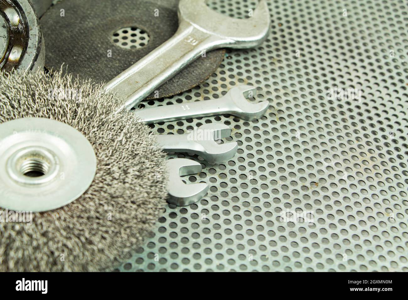 Outils de travail des métaux, pièces en acier, une clé, sur le fond d ...