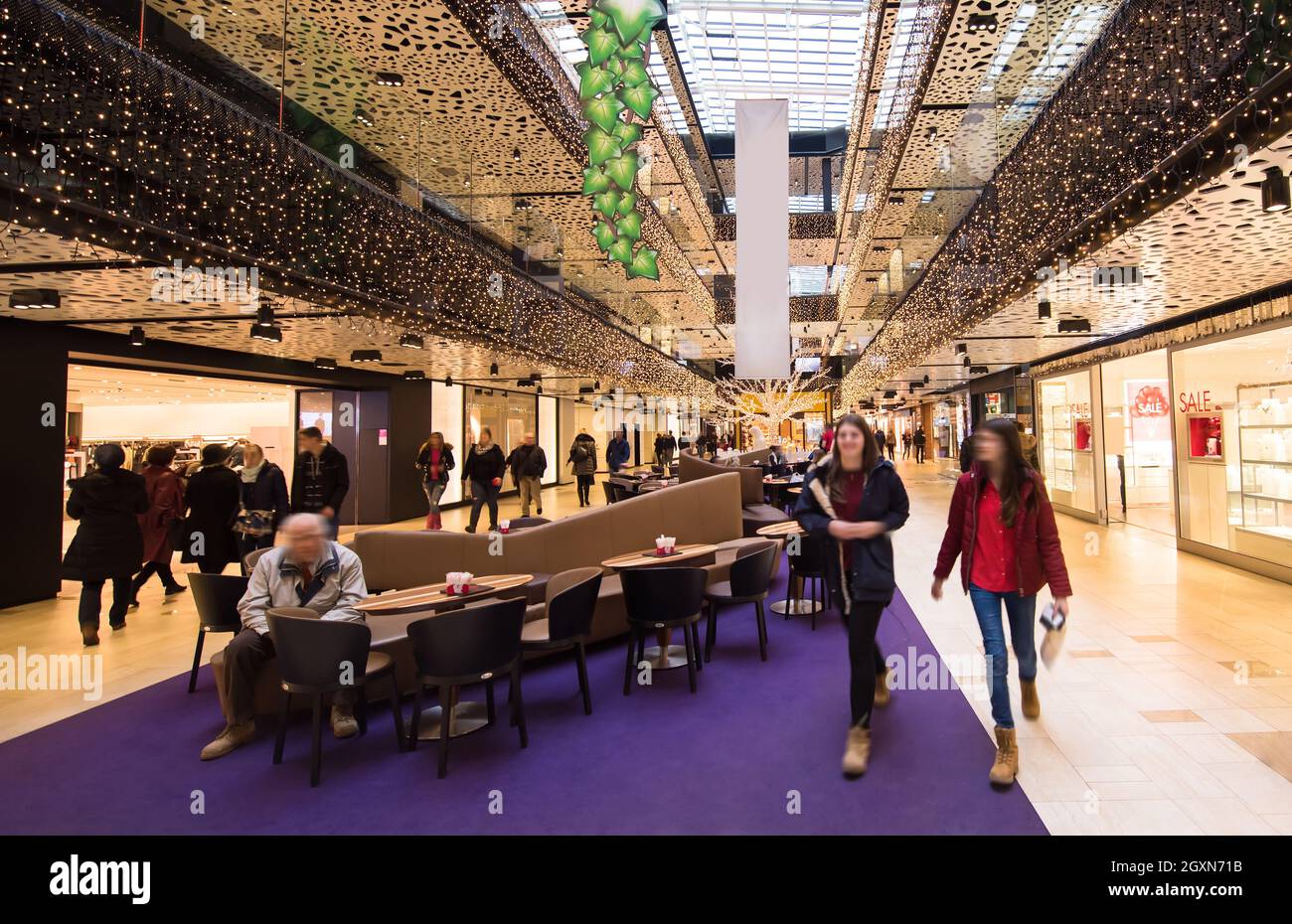 Les clients qui marchent à travers le centre commercial intérieur de ...