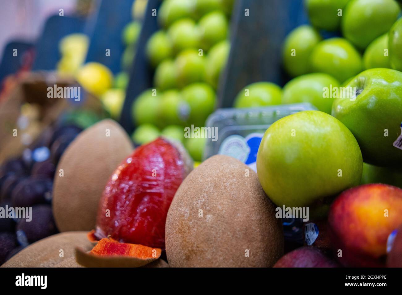 Gros plan de fruit coloré avec des piles de pommes vertes mameleuses et ...