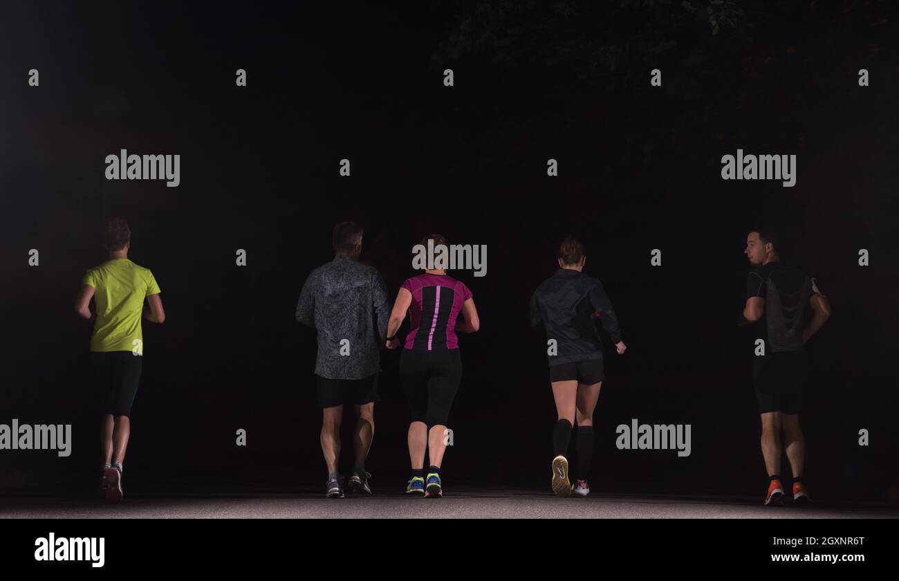 Groupe de personnes en bonne santé le jogging dans le parc de la ville ...