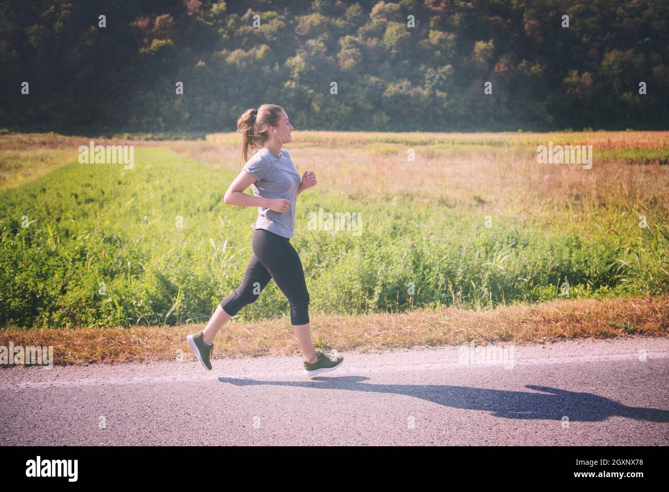 Jeune femme bénéficiant d'une bonne hygiène de vie en faisant du ...
