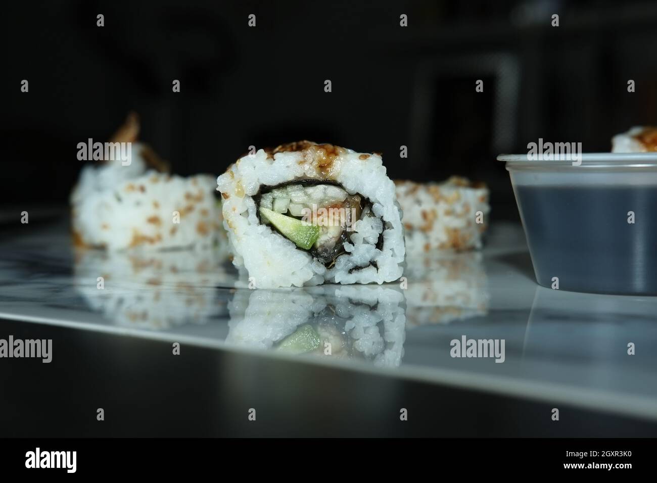 Anguille au barbecue avec un petit sushi japonais à l'avocat et au ...