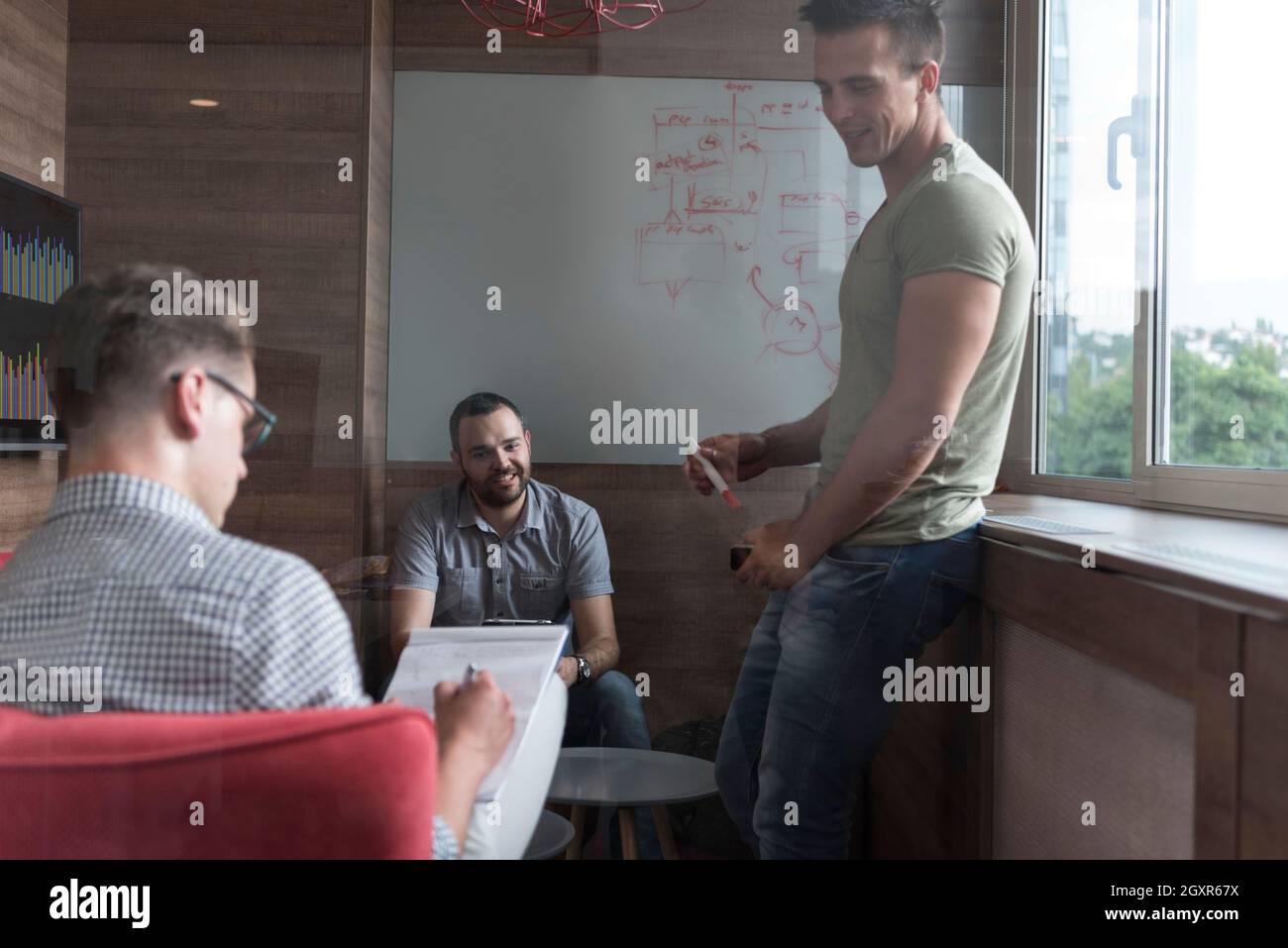 Groupe de jeunes en petite salle de réunion de l'équipe de bureau ont ...