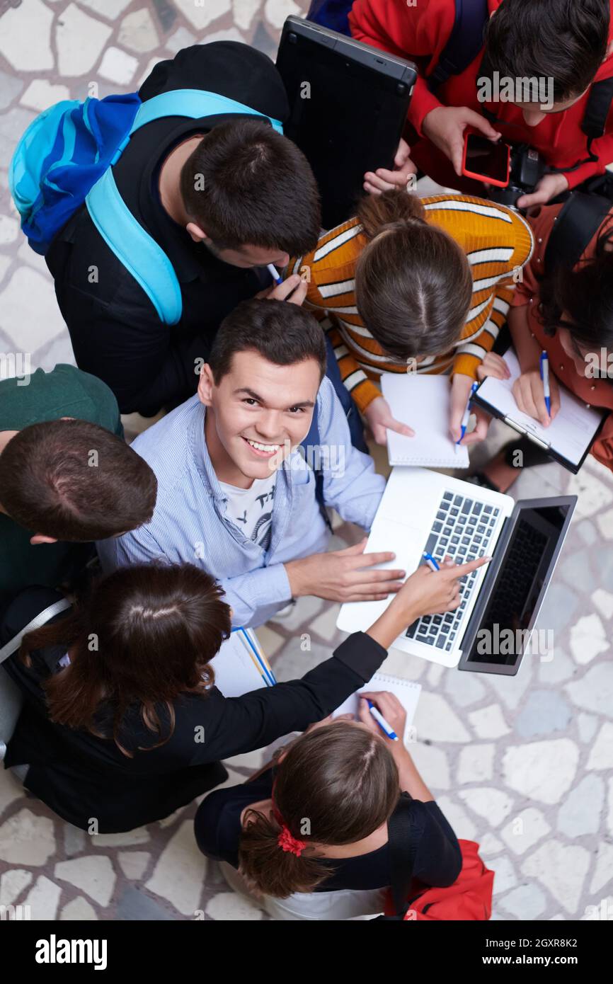 groupe d'élèves travaillant ensemble sur un projet scolaire sur une ...
