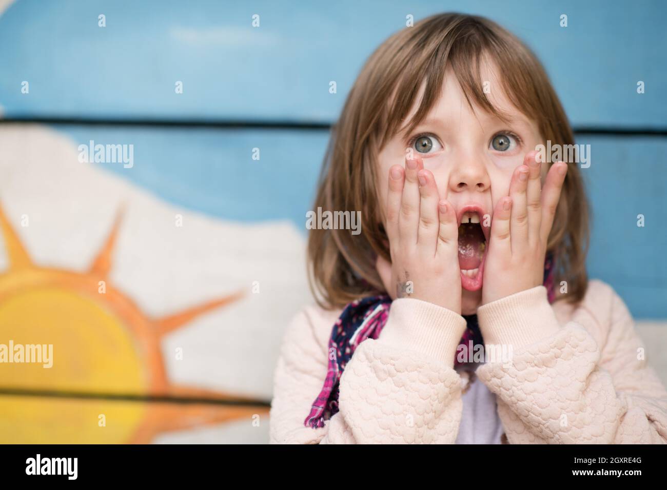 Fille dans un puits de maïs Banque de photographies et d’images à haute ...
