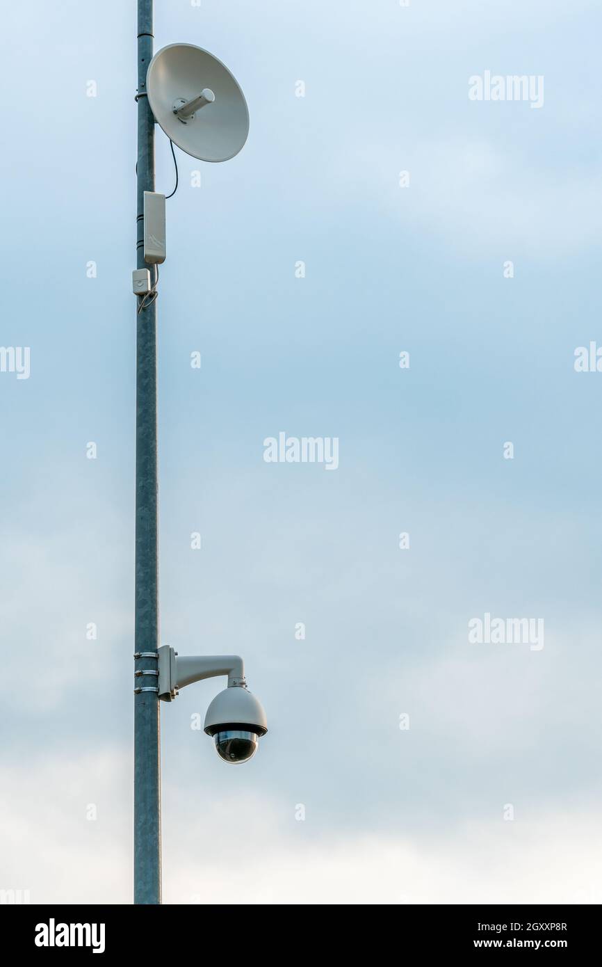 Antenne de point d'accès sans fil et caméra de surveillance montées sur ...