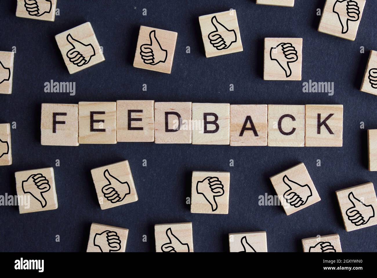 Vue de dessus d'un cube en bois avec COMMENTAIRES de texte entouré d ...