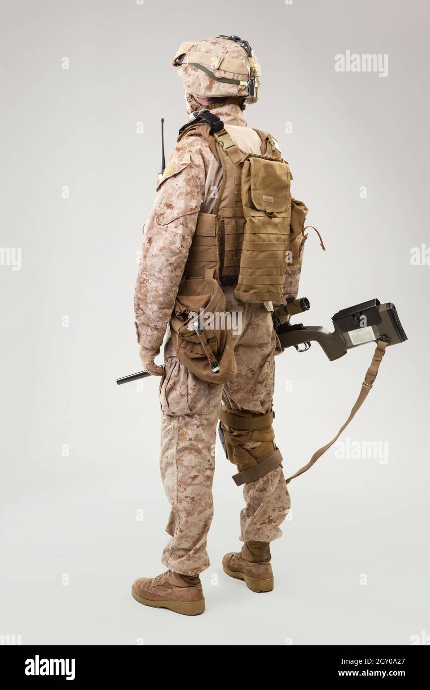 Tir en studio d'un soldat d'infanterie moderne, d'un rifleman marin ...