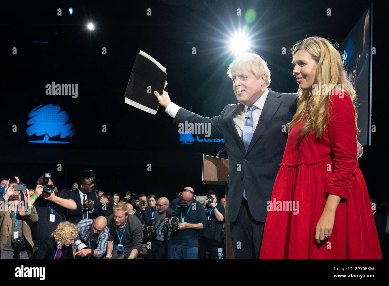 Le Premier ministre Boris Johnson est accompagné de son épouse Carrie ...