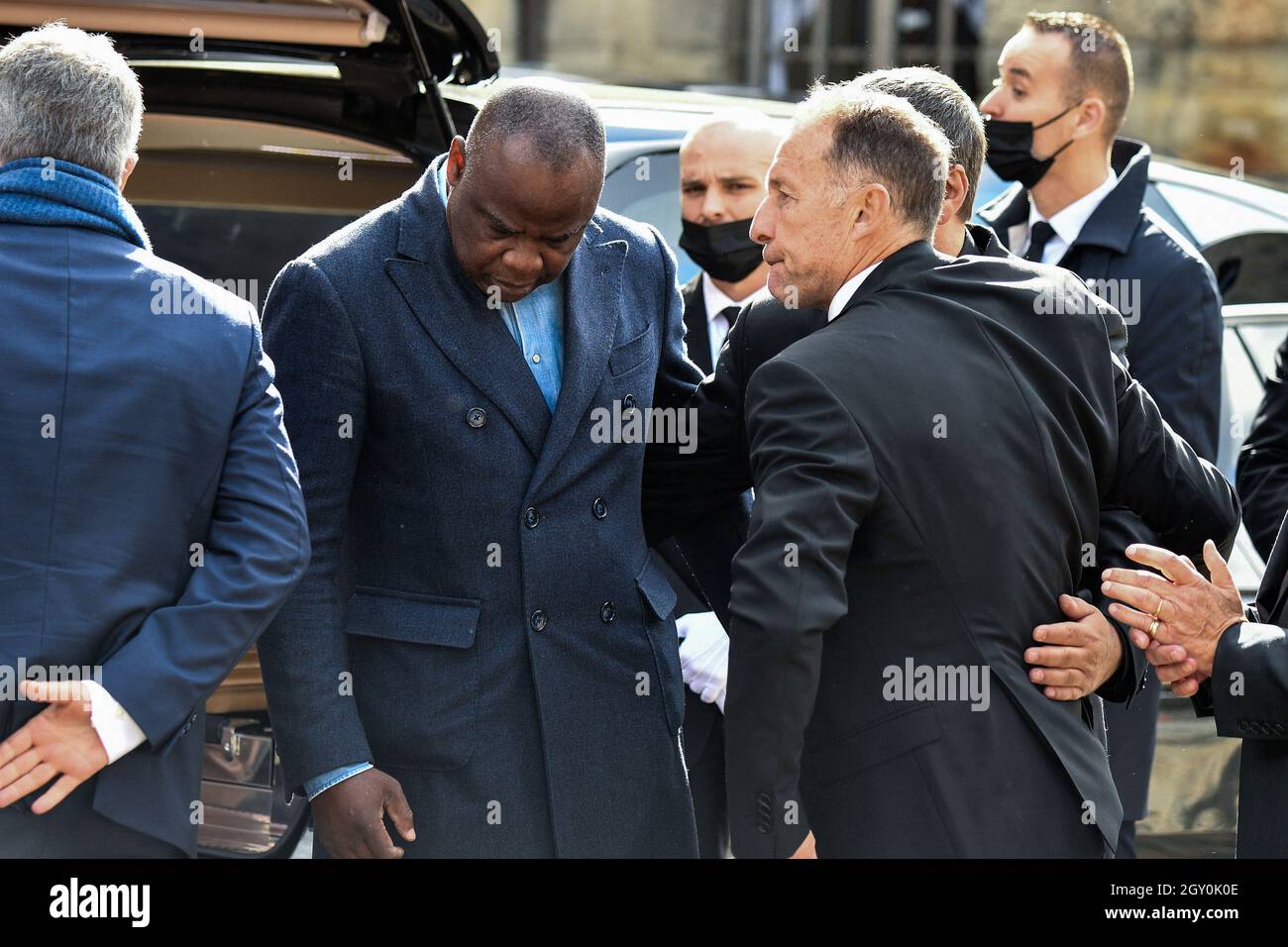 Basile Boli, Jean-Pierre Papin, Stephane Tapie lors d'une messe d ...