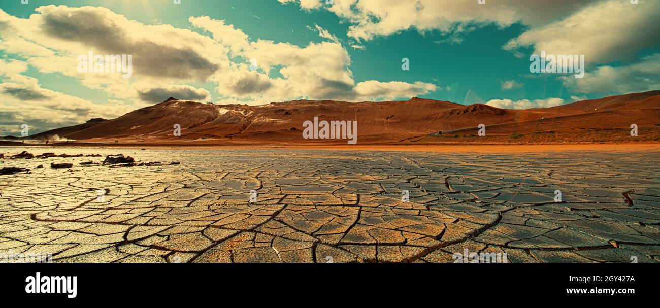 Terre fissurée à l'emplacement d'un lac séché. Concept de changement ...