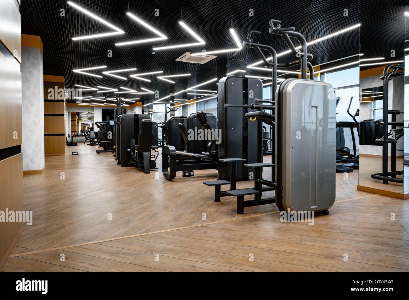 Intérieur moderne de la salle de gym avec de nouveaux équipements de ...